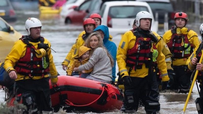 Pontypridd residents angry after Storm Bert causes flooding - BBC News
