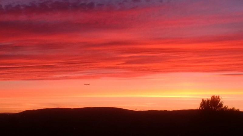 Your pictures: Stunning summer sunset swathes Scotland - BBC News