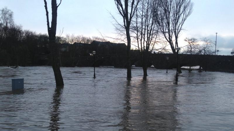 Scotland flooding: Record high for river levels - BBC News