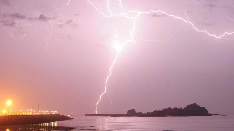 Lightning pictures: Spectacular storms light up England skies - BBC News