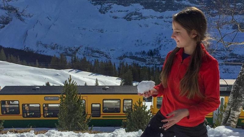 Molly Russell: Coroner's report urges social media changes - BBC News