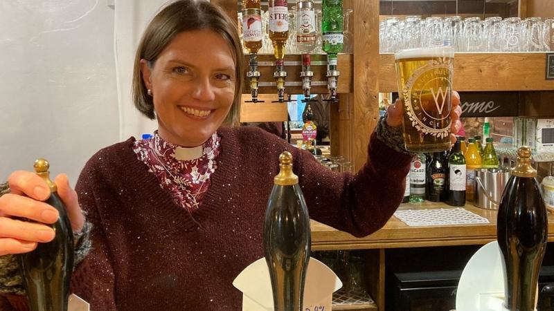 The Crooked House: Britain's 'wonkiest pub' to be sold - BBC News