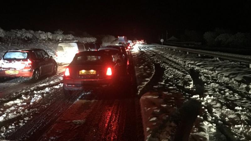 UK weather: Heavy snowfall sweeps eastwards causing disruption - BBC News