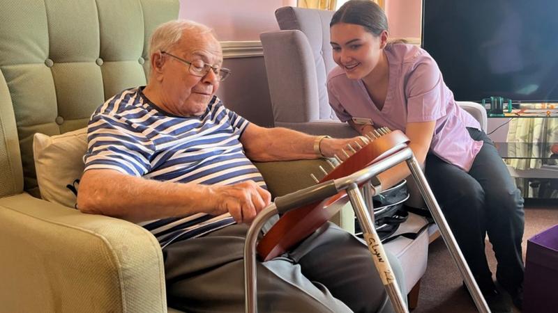 Bed blocking: NHS bottleneck puts patients at risk - report - BBC News