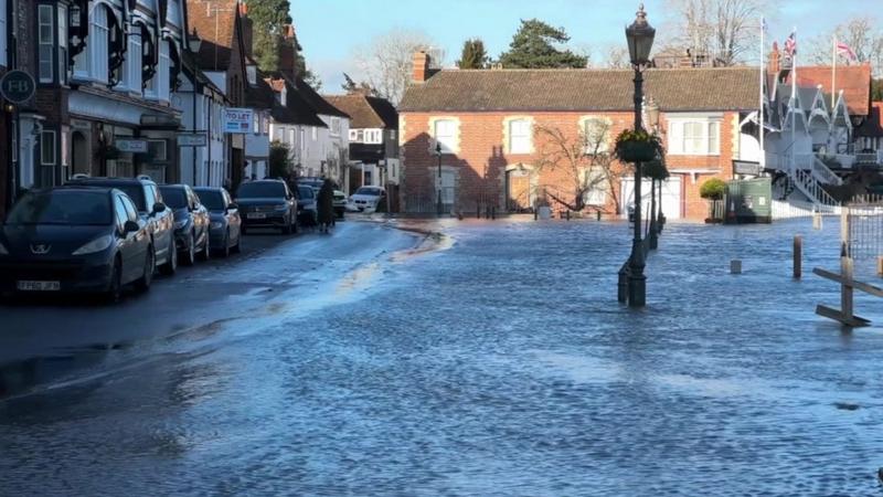 Flooding misery in Berkshire as Thames levels continue to rise - BBC News