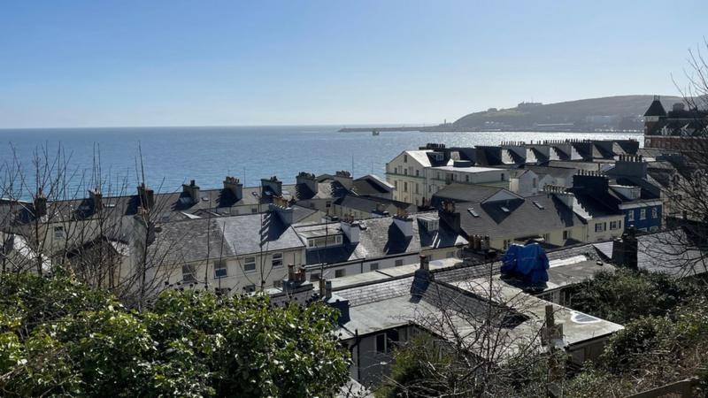 First Isle of Man population report shows 461 rise in residents - BBC News