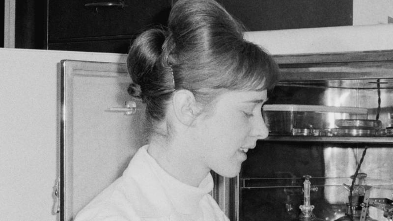 Jean Purdy: Plaque will honour 'snubbed' IVF pioneer - BBC News