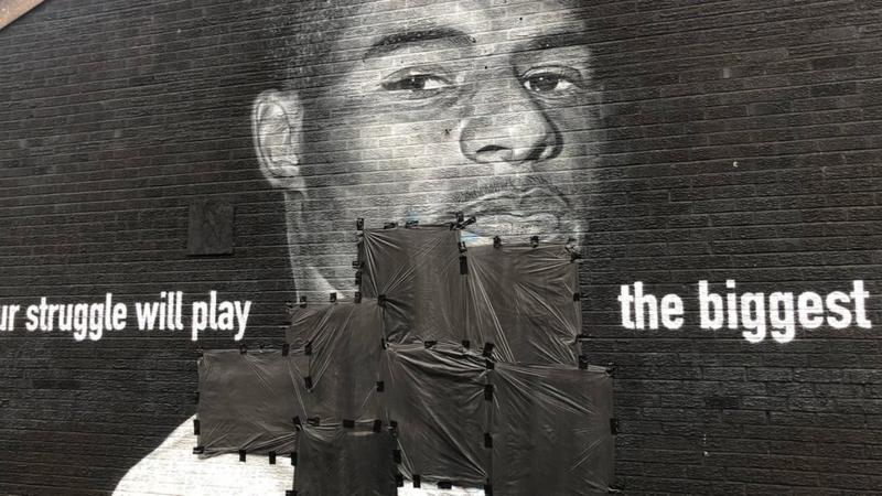 Marcus Rashford: Hundreds of messages left on mural - BBC News