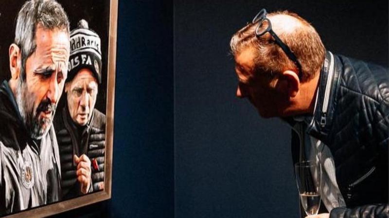 Makenzy Beard, 15, of Swansea, has solo art show in Cardiff - BBC News