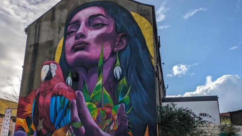 Gerard Butler mural in Bangor proves a hit with movie star - BBC News