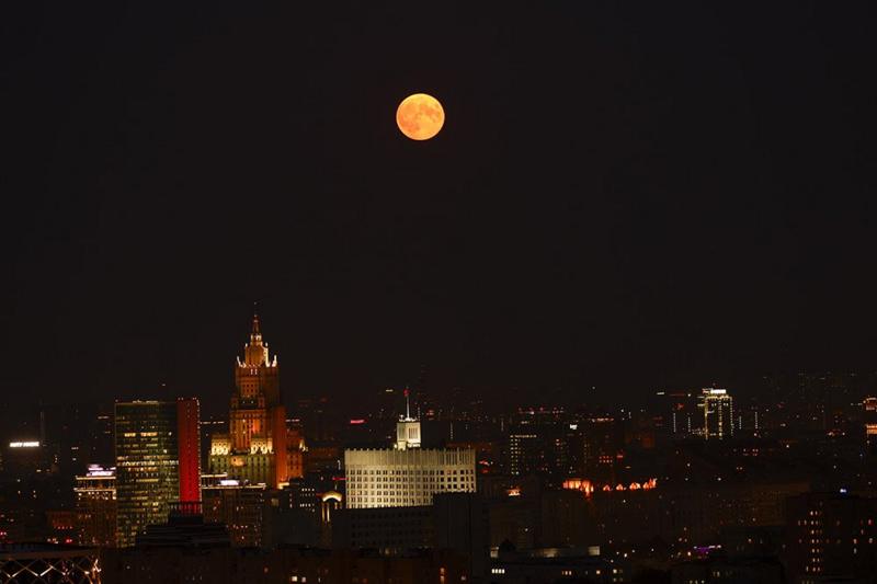 In pictures: Strawberry Moon rises - BBC News