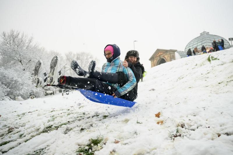 London snow: Wintry scenes captured in the capital - BBC News