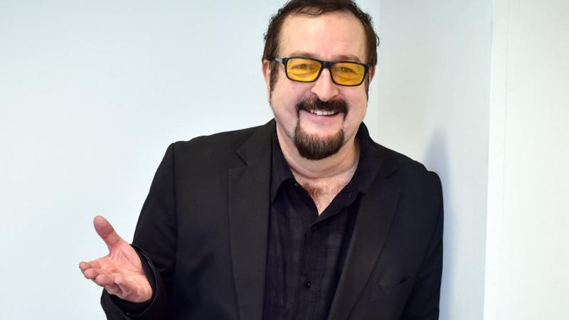 Steve Wright: A radio giant and a feel-good friend to millions - BBC News