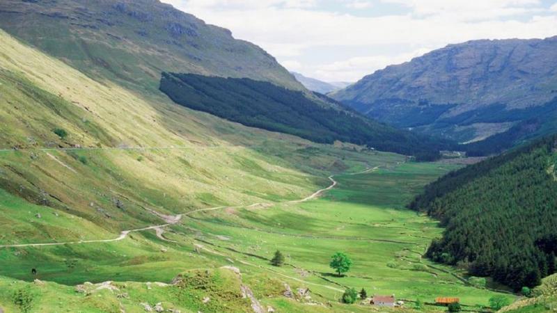VisitScotland survey finds tourists drawn by 'friendly Scots' - BBC News