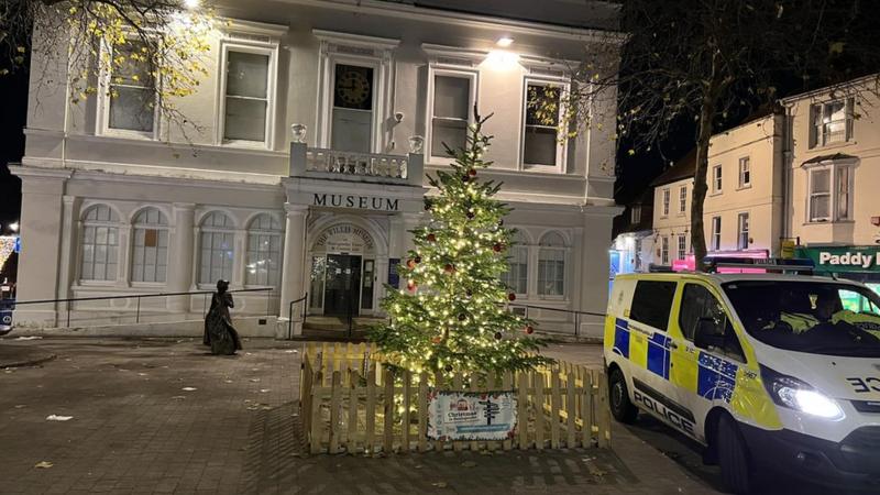 Basingstoke residents criticise 'pathetic' Christmas tree - BBC News