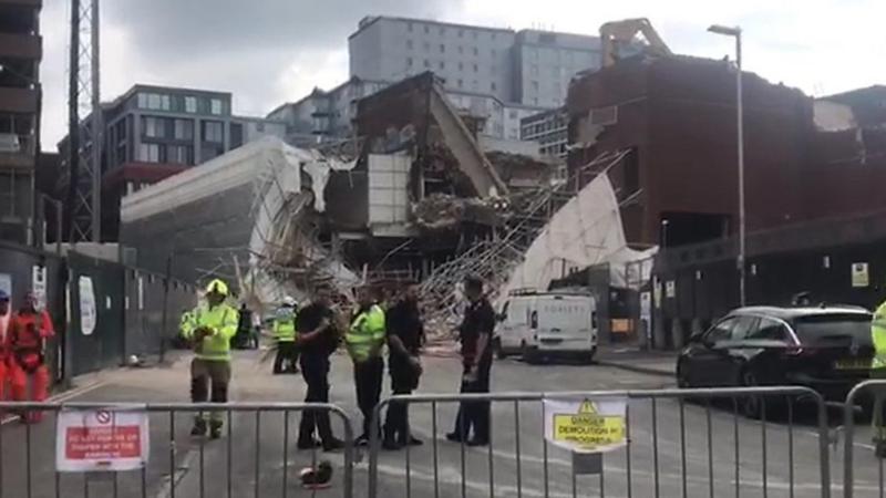 Reading scaffolding collapse injures three - BBC News