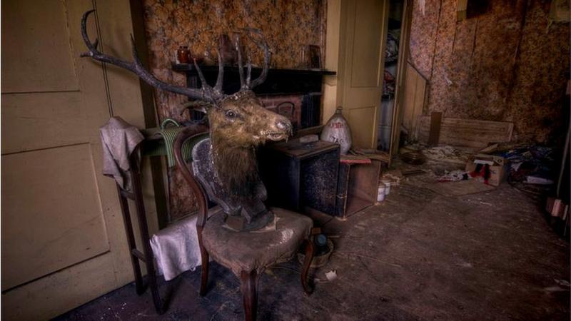 Strange beauty: The photographers capturing urban decay - BBC News