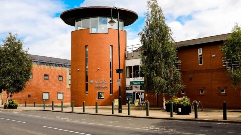Beverley Art Gallery to host exhibition by artist David Remfry - BBC News