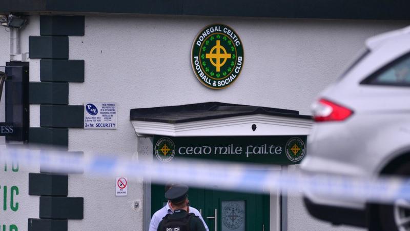 Sean Fox murder: Police say victim shot in front of 100 people - BBC News