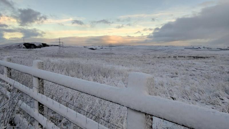In pictures: Snow falls across England - with more forecast - BBC News