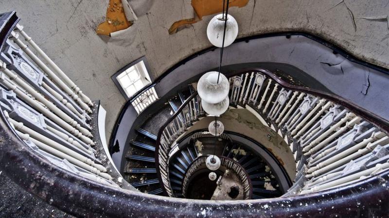 Strange beauty: The photographers capturing urban decay - BBC News