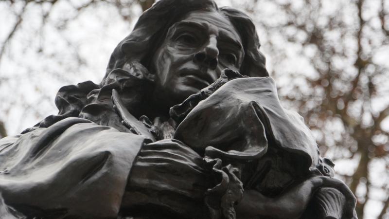 Edward Colston statue pulled out of Bristol Harbour - BBC News