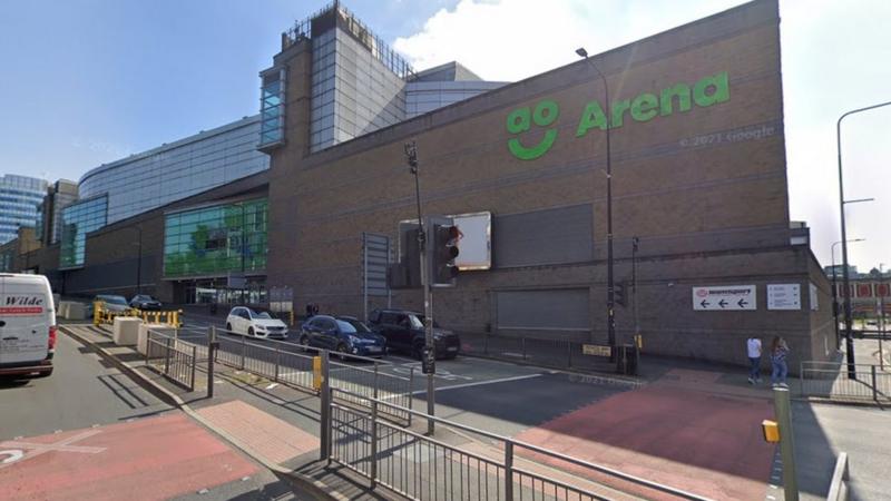 Manchester arenas clash over late opening bid - BBC News