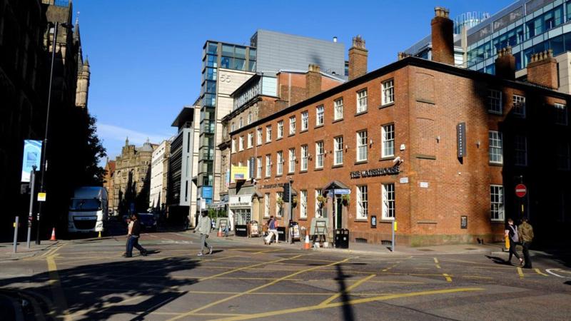 Reynhard Sinaga: How the Manchester rapist found his victims - BBC News