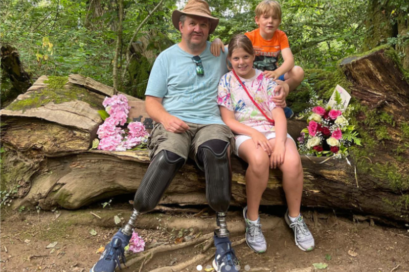 Sepsis: What losing his legs taught surgeon about life - BBC News