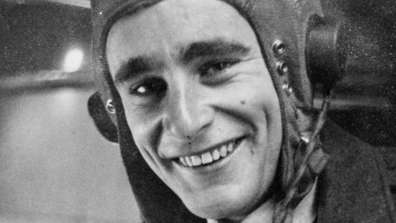Tarrant Rushton: Former D-Day airfield to mark 80th anniversary - BBC News