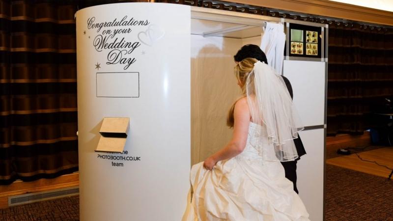 The fall and rise of the photo booth - BBC News