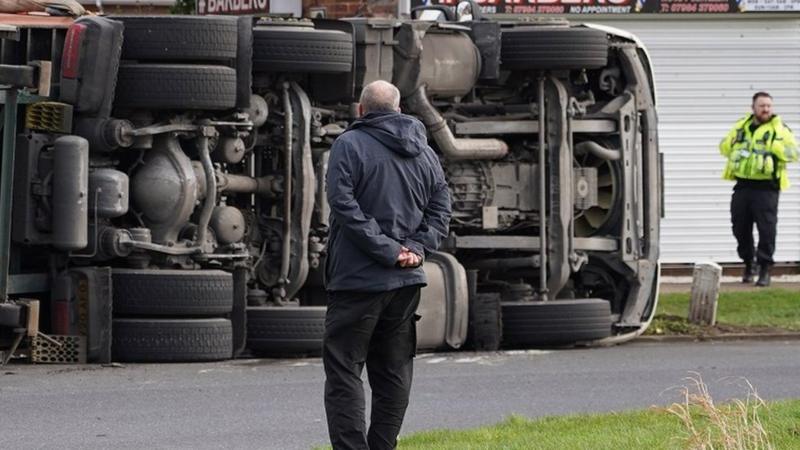 Storm Isha: Two dead and thousands left without power - BBC News