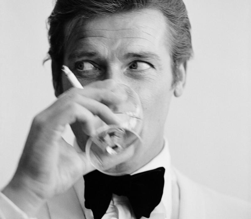 Sir Roger Moore: a life in pictures - BBC News