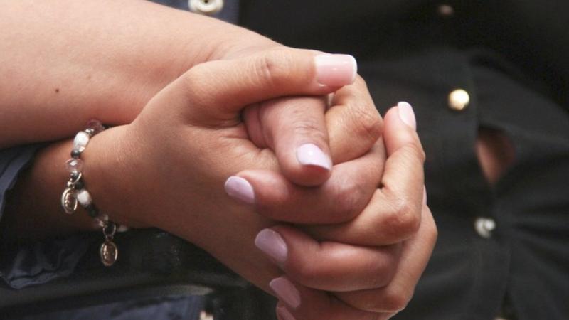 Colombia sisters reunited 30 years after avalanche - BBC News