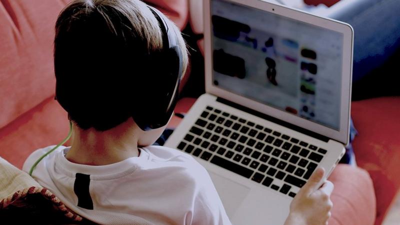 Catfishing: Department of Education issues warning to parents - BBC News