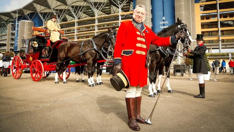 Royal Mail marks 500 years with coach parade in Cardiff - BBC News