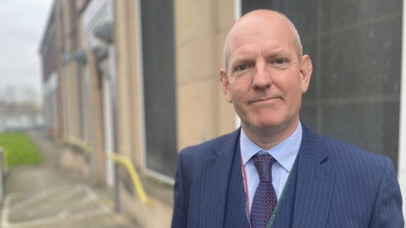 'Our school has been crumbling for 20 years' - BBC News