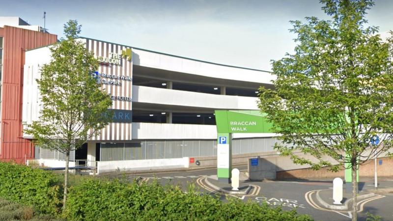 Bracknell's William Mitchell Mural to move to car park - BBC News