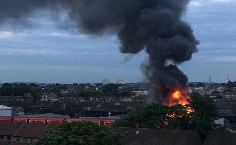 Battersea industrial estate hit by major fire - BBC News