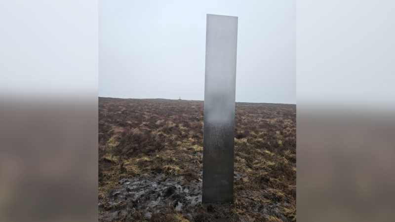 Mystery monolith appears in Nevada desert - BBC News