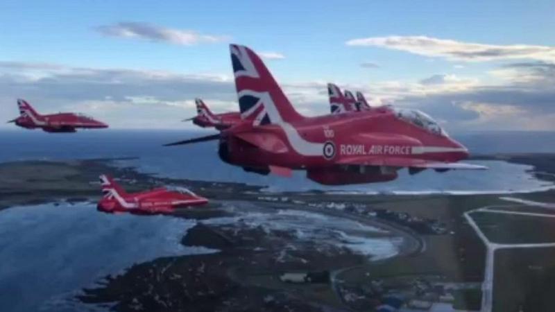 Five-year-old Red Arrows fan 'blown away' by salute - BBC News
