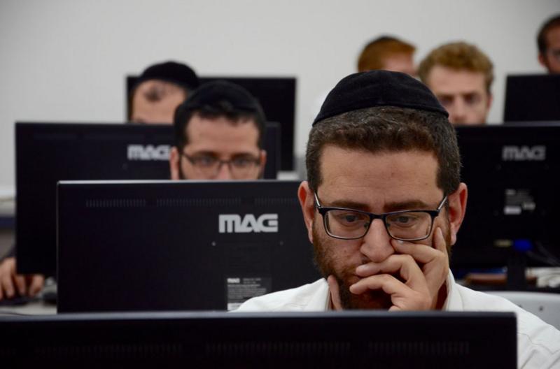 The ultra-Orthodox Jews combining tech and the Torah - BBC News