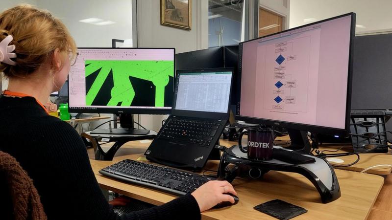 The bomb-hunters scouring UK waters for unexploded weapons - BBC News