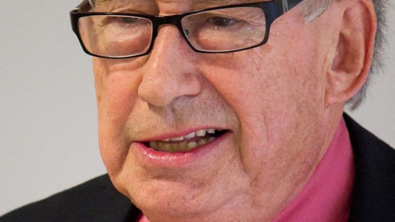 Cleese and Fry lead tributes to Reggie Perrin writer - BBC News