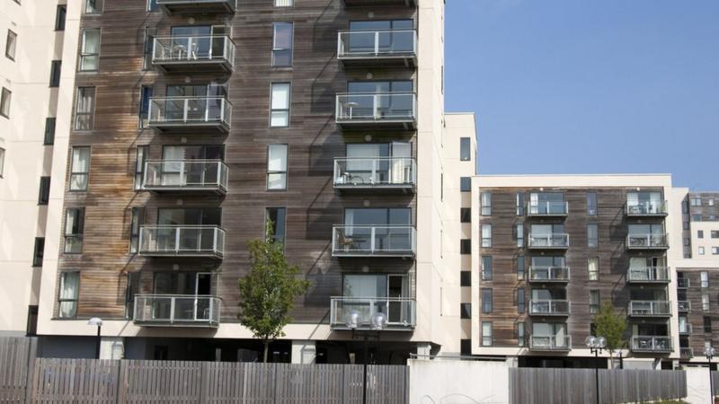 Census: Wales' population hits new record high but growth is lowest - BBC News