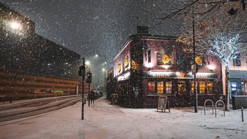 London snow: Wintry scenes captured in the capital - BBC News
