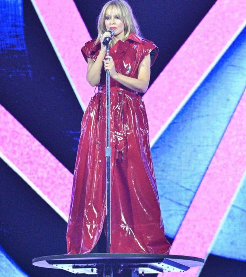 Raye: Singer-songwriter makes history winning six Brit Awards - BBC News