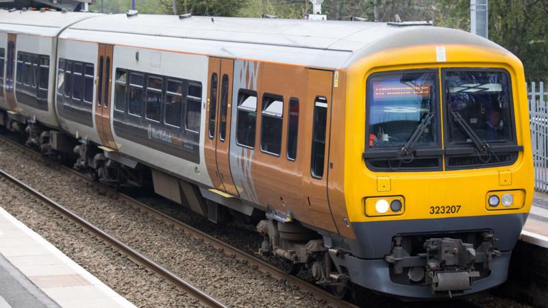 Train Delay Repay rule changes to make claims easier - BBC News