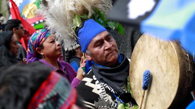 Chile's Mapuche indigenous group fights for rights - BBC News