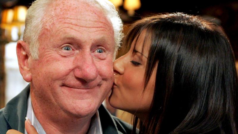 Royle Family and Emmerdale actor Peter Martin dies aged 82 - BBC News